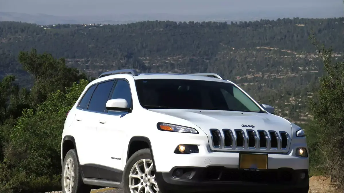 מועד ב': ג'יפ צ'ירוקי 'אוטומקס' בגרסת 2X4 מוזלת ומאובזרת - וואלה! רכב